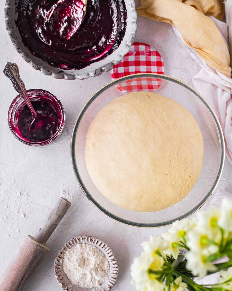 Berry swirl rolls (vegan) - Rainbow Nourishments