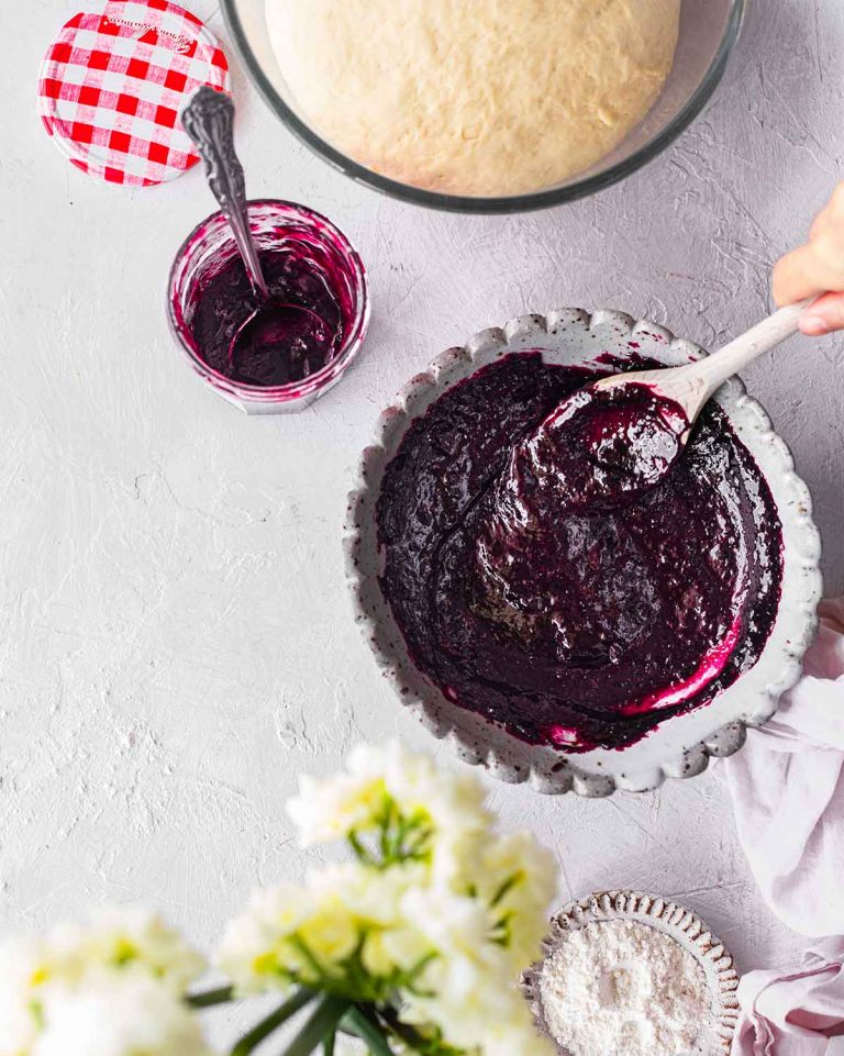 Berry swirl rolls (vegan) - Rainbow Nourishments